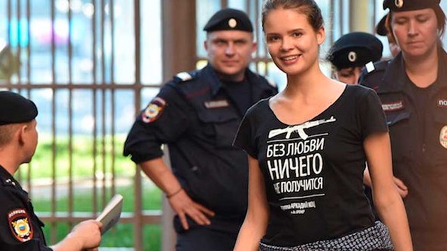 Detienen En Moscú A Una Integrante Del Grupo De Punk Ruso Pussy Riot