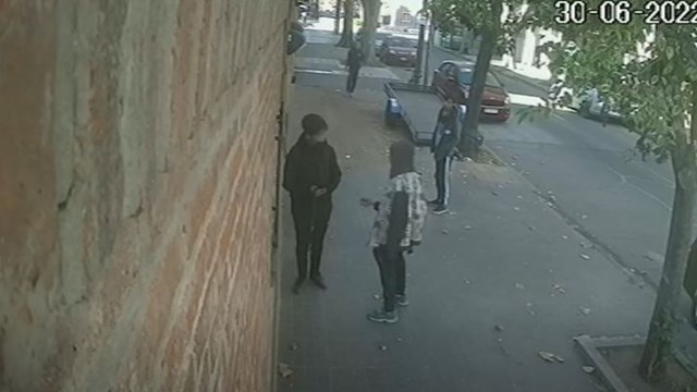 Video: Volvía de la escuela y le robaron el celular - Telefe Noticias Video: Volvía de la escuela y le robaron el celular - Telefe Noticias