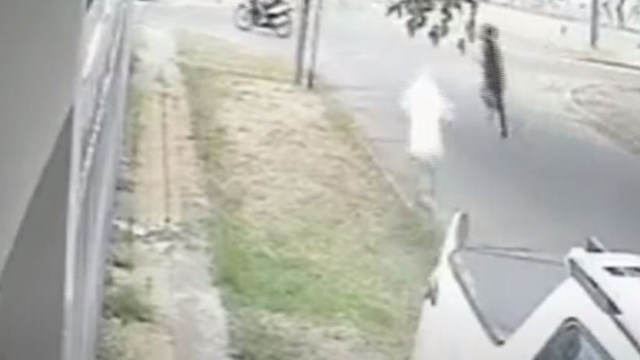 Video: un jubilado salvó a una madre y su hija del ataque de ... Video: un jubilado salvó a una madre y su hija del ataque de ...