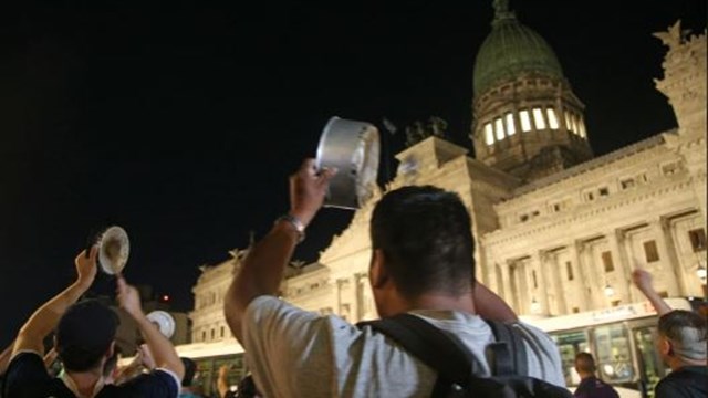 Continúa la tensión tras los anuncios de Milei: segundo cacerolazo en ... Continúa la tensión tras los anuncios de Milei: segundo cacerolazo en ...